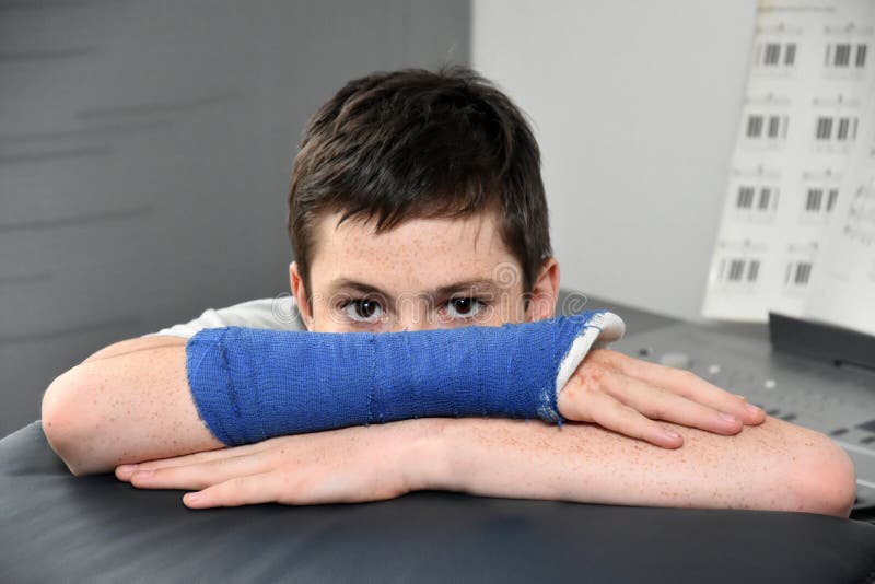 Teenager Mit Dem Rechten Arm Im Gips Stockbild - Bild von verletzung ...