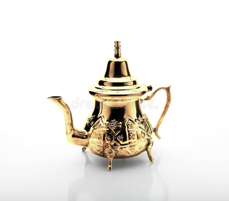 Teiera Marocchina Con I Vetri Di Rame Su Un Vassoio Immagine Stock ...