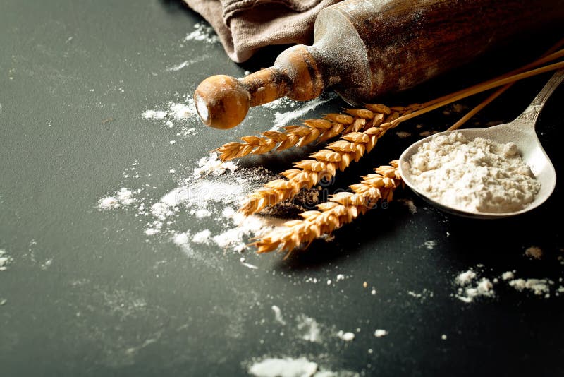 Teig Mit Mehl Auf Einem Alten Hintergrund Stockfoto - Bild von teig ...