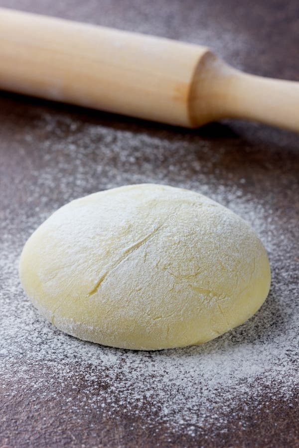 Teig Mit Nudelholz Und Mehl Stockbild - Bild von brot, teigwaren: 39736795