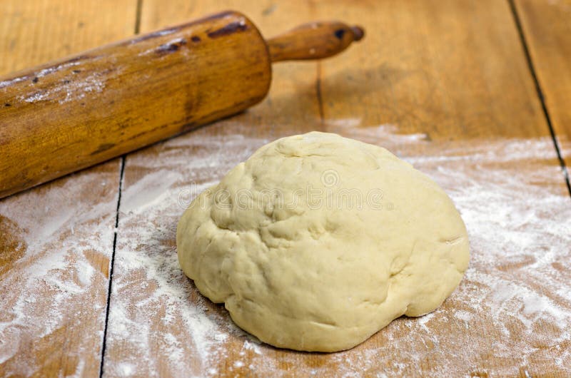 Der Teig Mit Einem Nudelholz, Den ?hrchen Und Den Gew?rzen Stockfoto ...