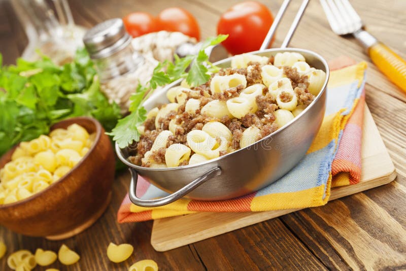 Teigwaren Mit Gehacktem Fleisch Stockfoto - Bild von schweinefleisch ...