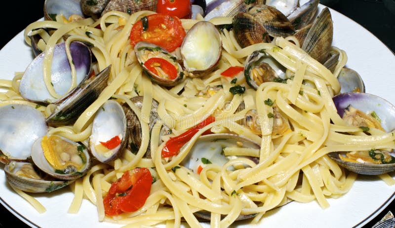 Teigwaren mit Muscheln stockbild. Bild von quadrat, gabel - 27195491