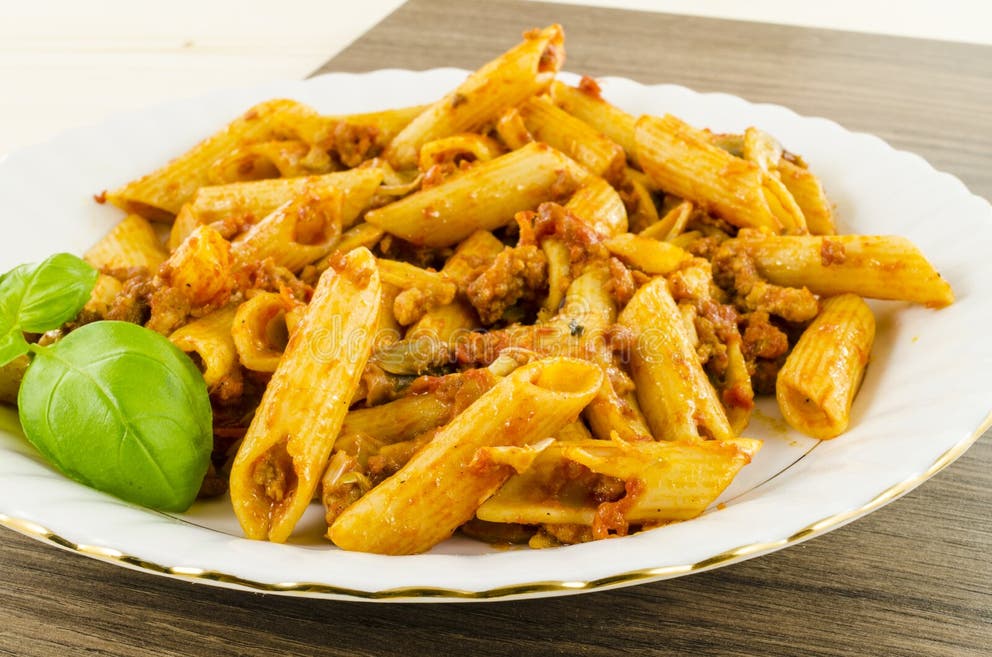 Teigwaren Mit Pilzen, Hackfleisch Und Tomaten Stockfoto - Bild von ...