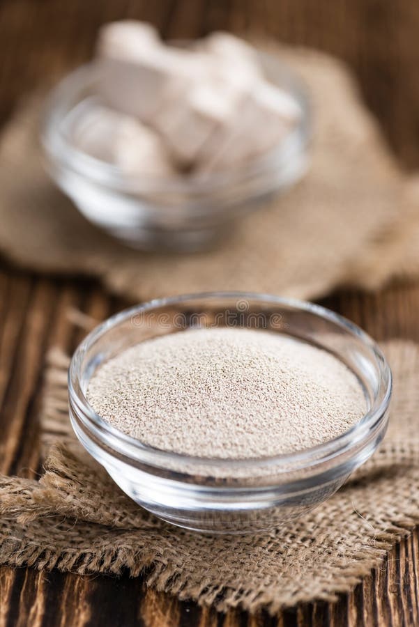 Hefe (frisch Und Getrocknet) Stockfoto - Bild von haufen, kochen: 68641670