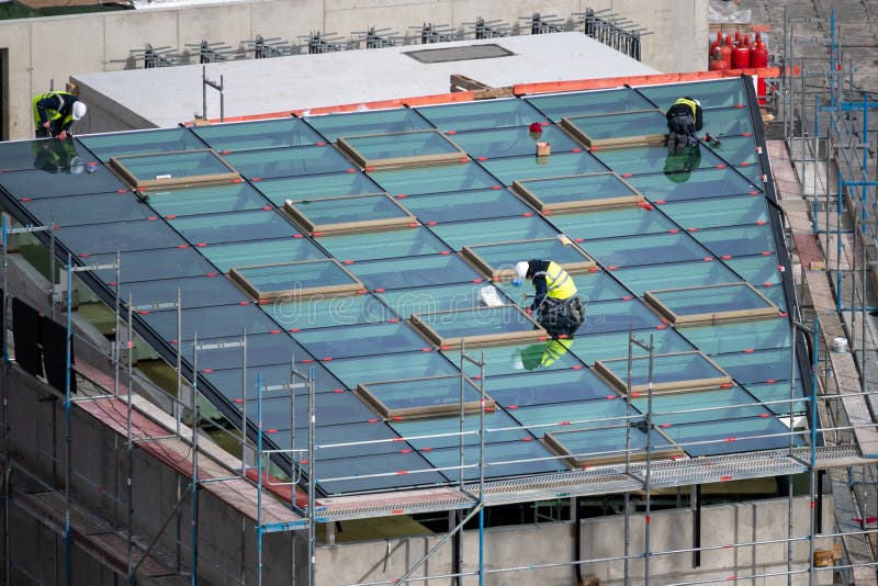 Tejado Instalando Ventanas Para Un Pozo De Luz En El Techo De Un ...