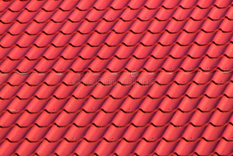 Tejas De Tejado Rojas En El Tejado Como Fondo Imagen de archivo ...