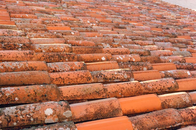 Tejas Rojas En El Tejado De La Casa Foto de archivo - Imagen de modelo ...