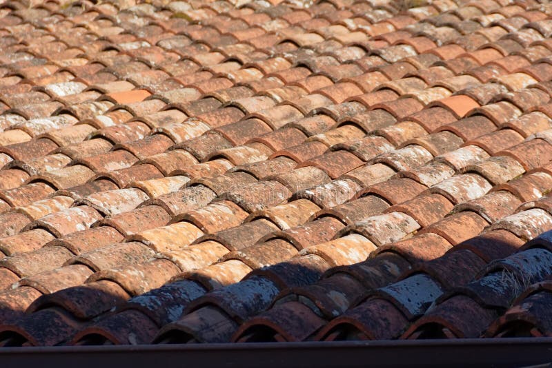 Tejas Rojas En El Tejado De La Casa Foto de archivo - Imagen de azul ...