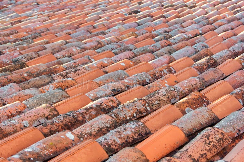 Tejas Rojas En El Tejado De La Casa Foto de archivo - Imagen de modelo ...