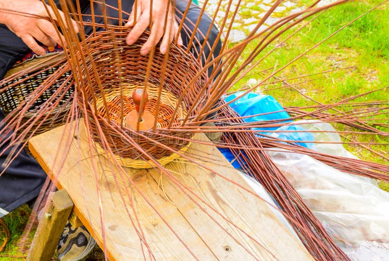 Tejedor en el trabajo foto de archivo. Imagen de lanas - 98998258