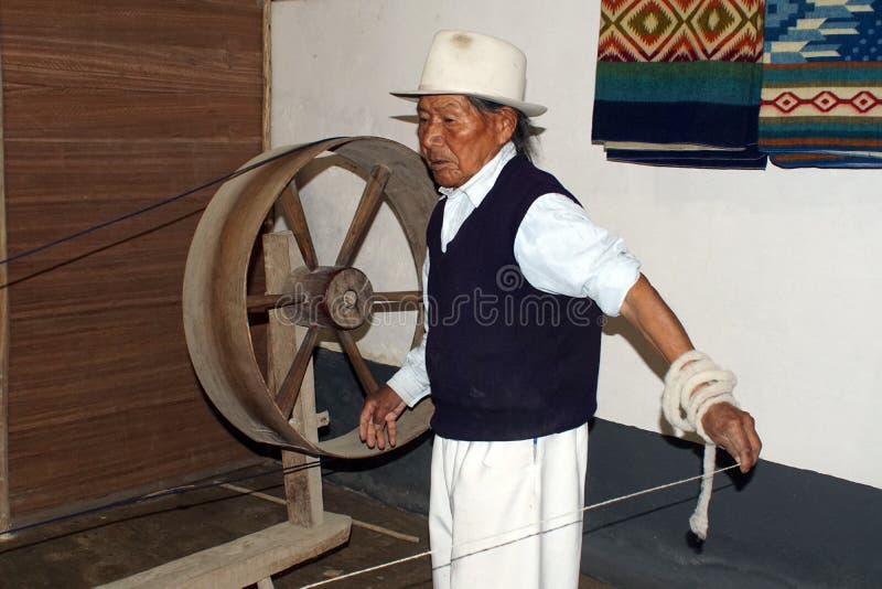 Tejedor mayor en Ecuador fotografía editorial. Imagen de tejedor ...