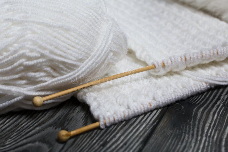 Tejer Con Agujas. Agujas De Tejer De Madera E Hilos Blancos. Sobre ...