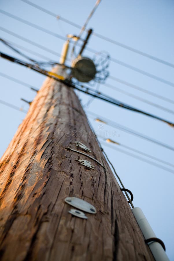 Poste De Teléfono Viejo Con Los Peldaños Para Subir Foto de archivo ...