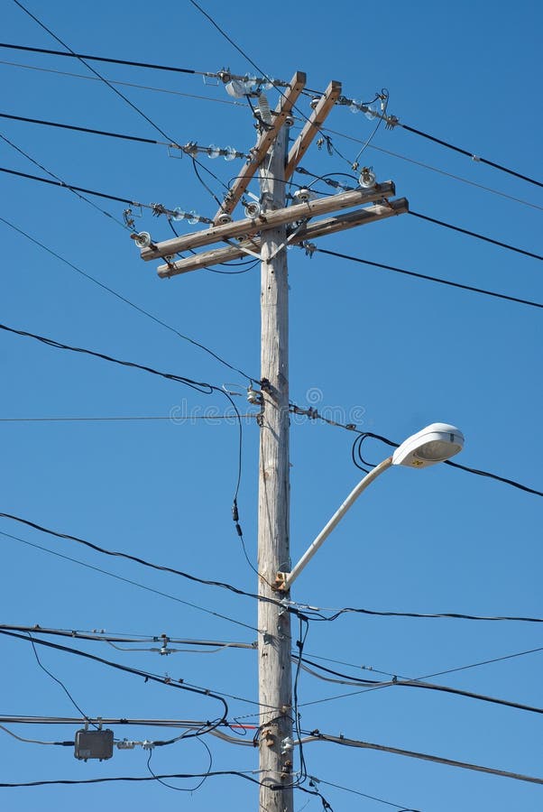 Poste De Teléfono Viejo Con Los Peldaños Para Subir Foto de archivo ...