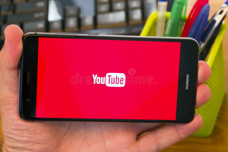 Tela Móvel Com Logotipo De Youtube Imagem de Stock Editorial - Imagem ...