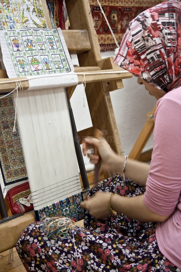 Telar De Madera Con El Tejedor Imagen de archivo editorial - Imagen de ...