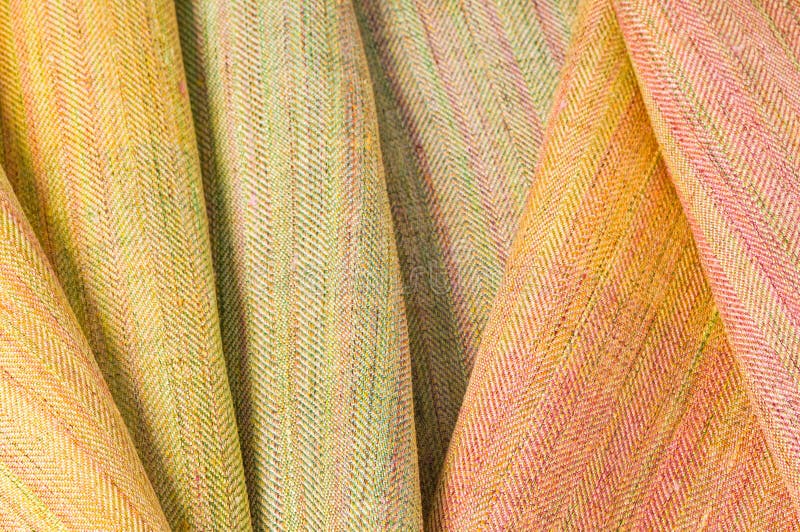 El Diseño De La Mano De Las Telas De Seda Y La Mano Naturales Teñen ...