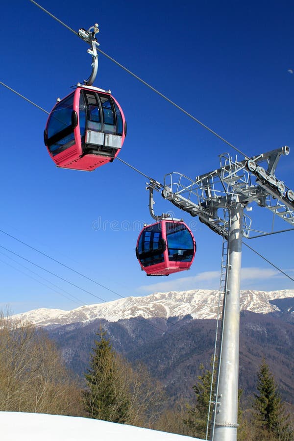 Telecabin en las montañas foto de archivo. Imagen de rojo - 38211616