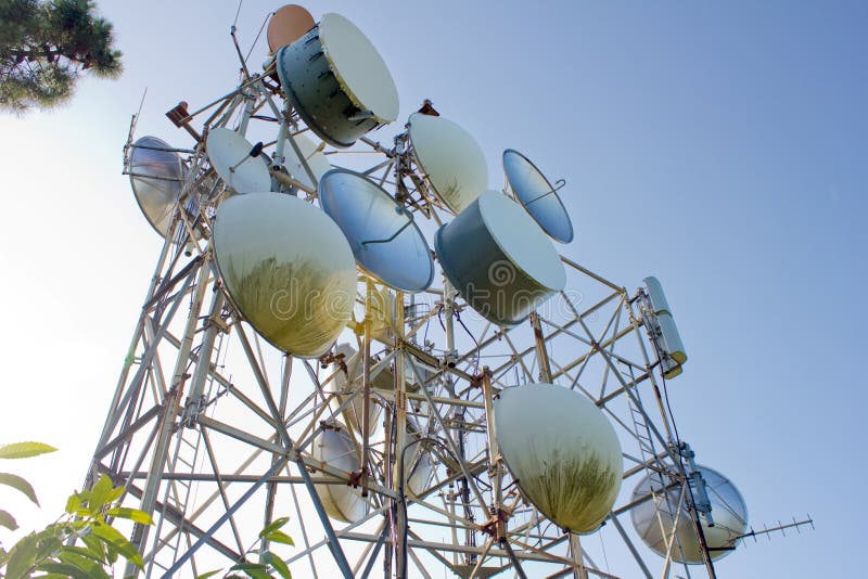 Telecomunicazioni Sul Cielo Fotografia Stock - Immagine di antenna ...