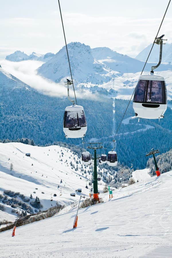 Snowboarders En Un Parque De La Nieve Foto de archivo - Imagen de ...