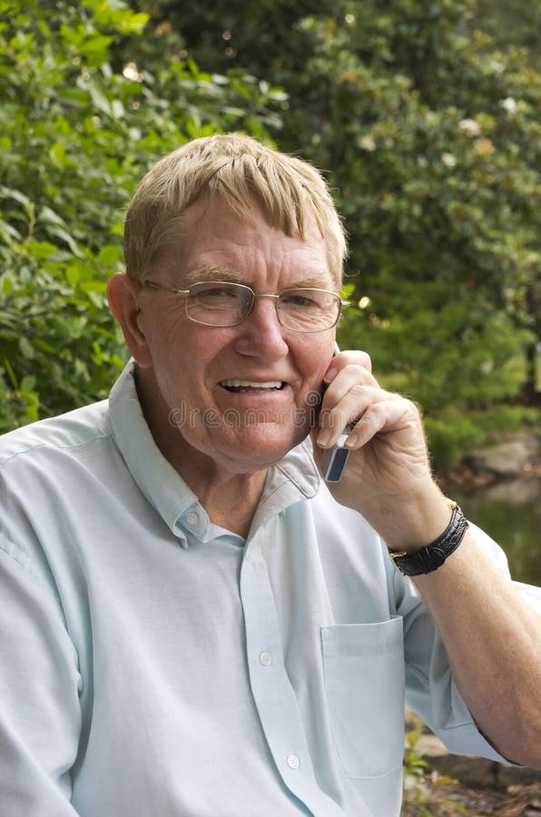 Am Telefon stockbild. Bild von mann, erwachsener, draussen - 25143289
