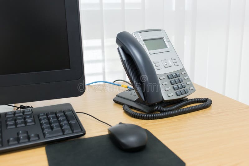 Telefon Und Computer Auf Tabellenarbeit Von Zimmerservice Stockfoto ...