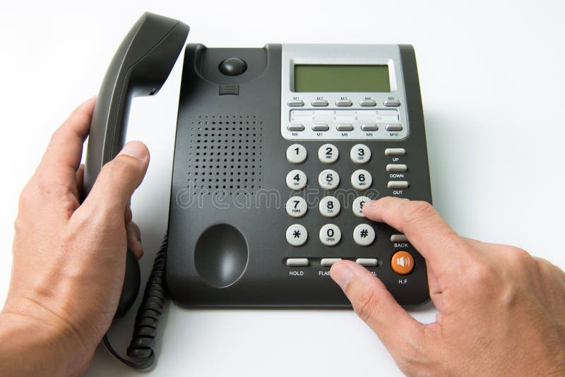 Homem Que Disca Para Fora Em Um Telefone Da Linha Terrestre Foto de ...