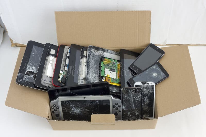 Telefoni E Compresse Rotti Nella Scatola Di Cartone Bianca Immagine ...