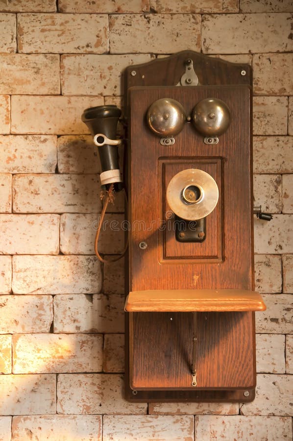 Telefono Antico Sul Muro Di Mattoni. Fotografia Stock - Immagine di ...