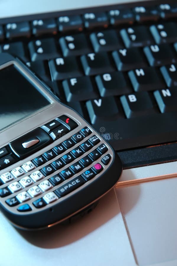 Telefono Di Pda Sulla Tastiera Del Computer Portatile Fotografia Stock ...