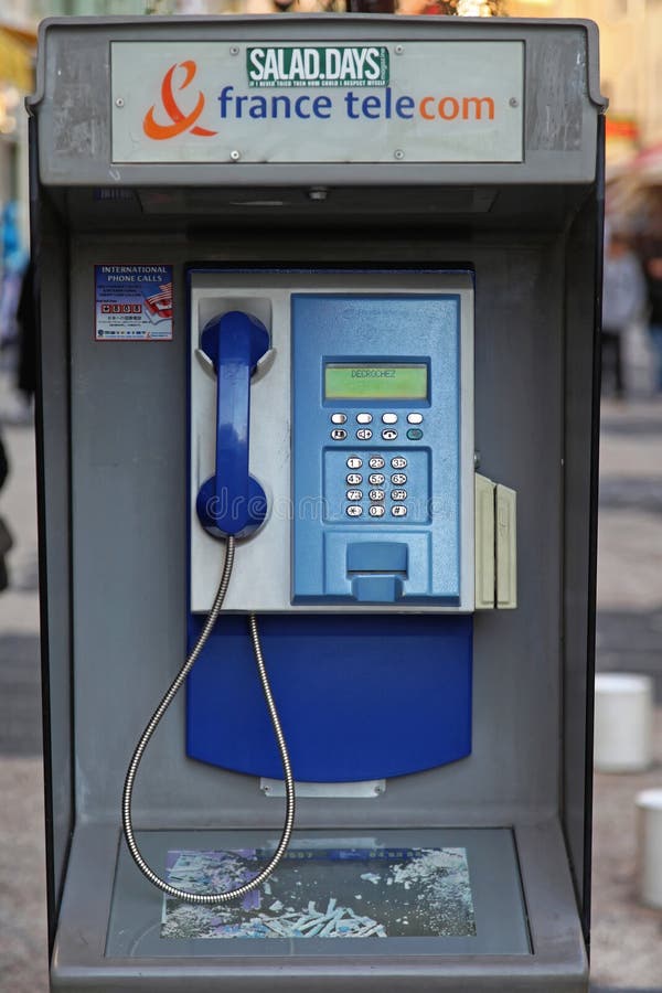 Telefono a Gettone TELECOM ITALIA in Una Cabina Telefonica Fotografia ...