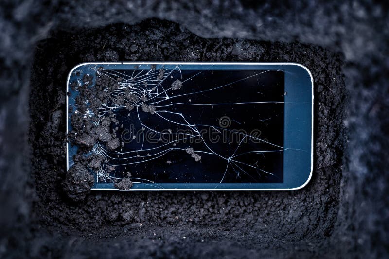 Een Telefoon Met Een Gebroken Touch Screen En Een Gat Van Een Kogel in ...