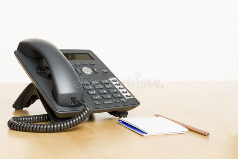 Telefoon Op Bureau Met Blocnote Op Houten Bureau Stock Afbeelding ...