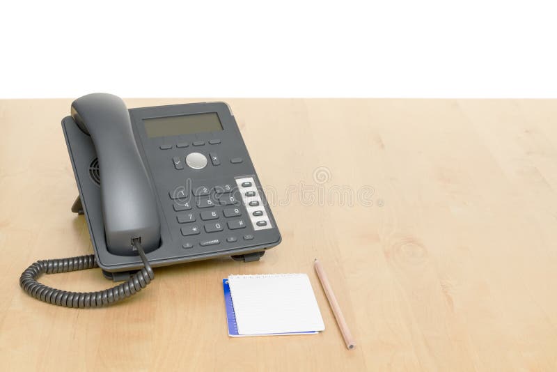 Telefoon Op Bureau Met Notitieblok Op Een Houten Bureau Stock Foto ...