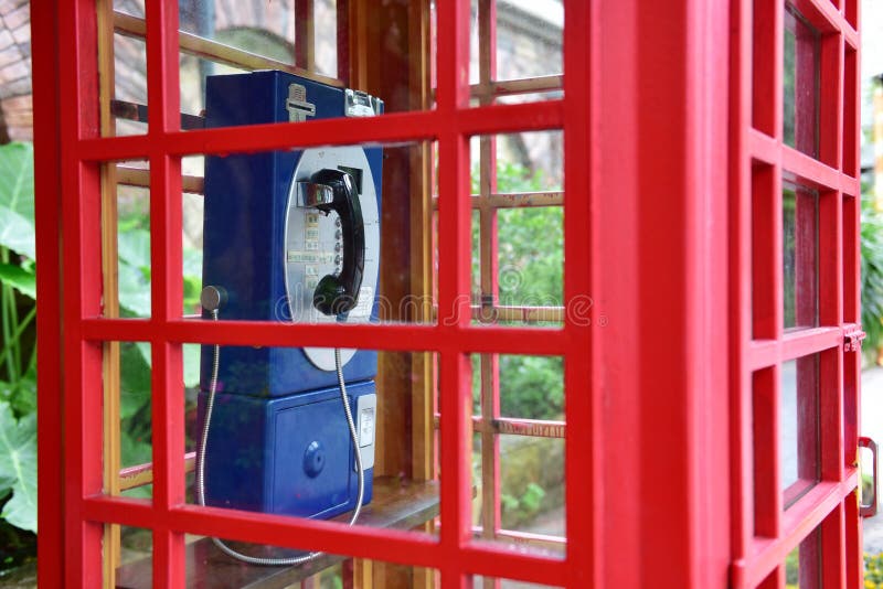 Telefooncel stock foto. Image of muntstukken, glas, rood - 58077086