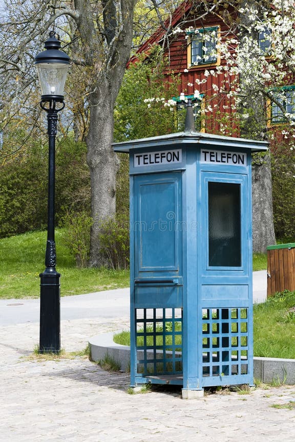 Telefooncel En Oude Lantaarn Stock Afbeelding - Image of enkelvoudig ...