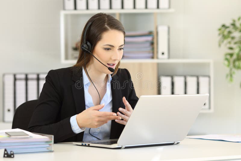 Telemarketer Online Spreken Hebbend Een Videovraag Stock Foto - Image ...