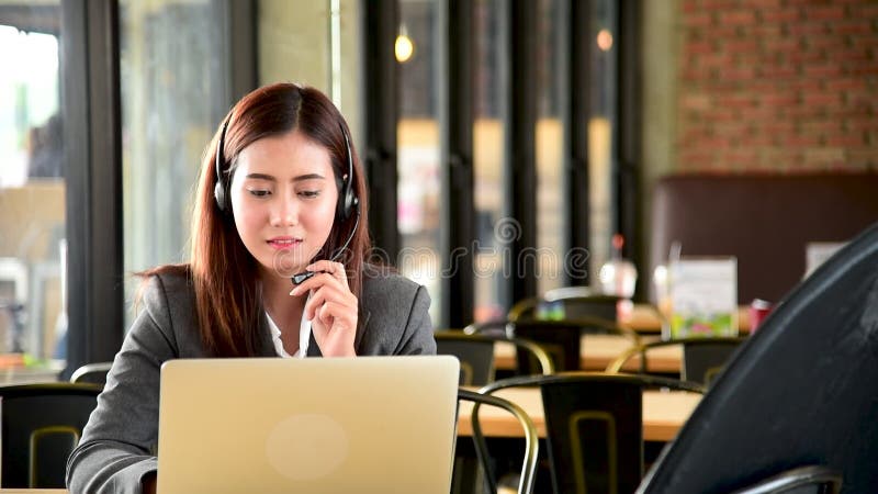 Telemarketting Callcenter Agent Using Headphone Talk with Customer ...
