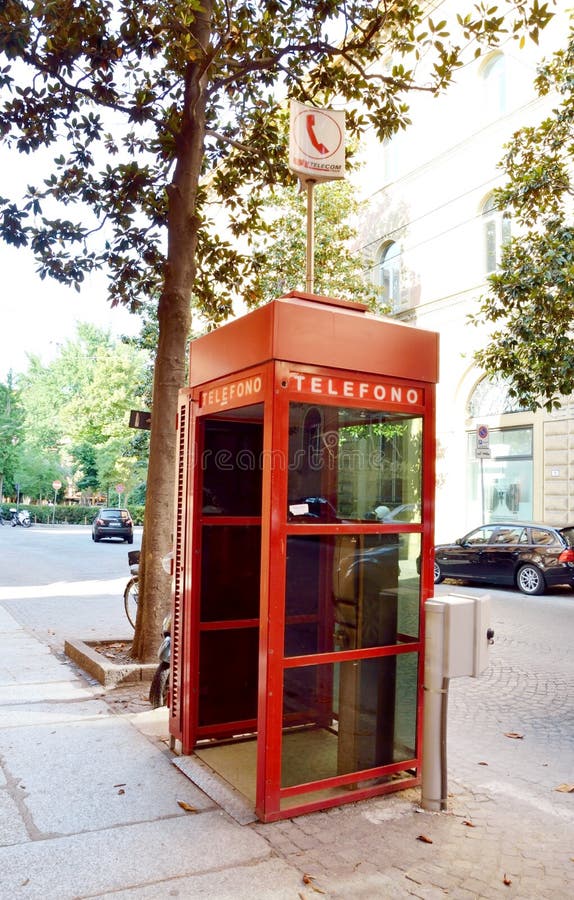 Telephone booth editorial photo. Image of telecom, classic - 32659836