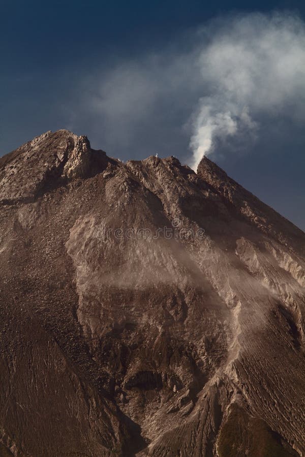 Teleshot de Merapi Vulcano imagen de archivo. Imagen de cuesta - 24566681