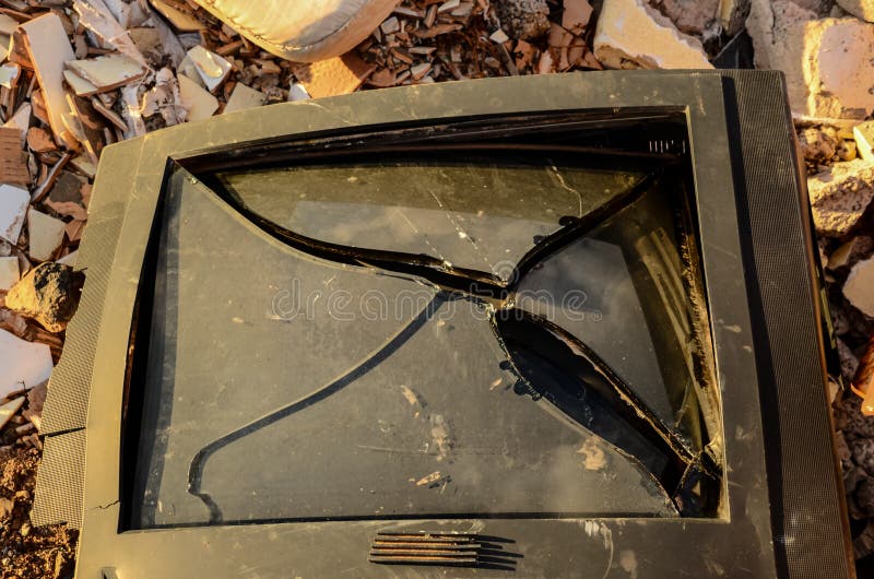 Televisione rotta fotografia stock. Immagine di deserto - 33627586