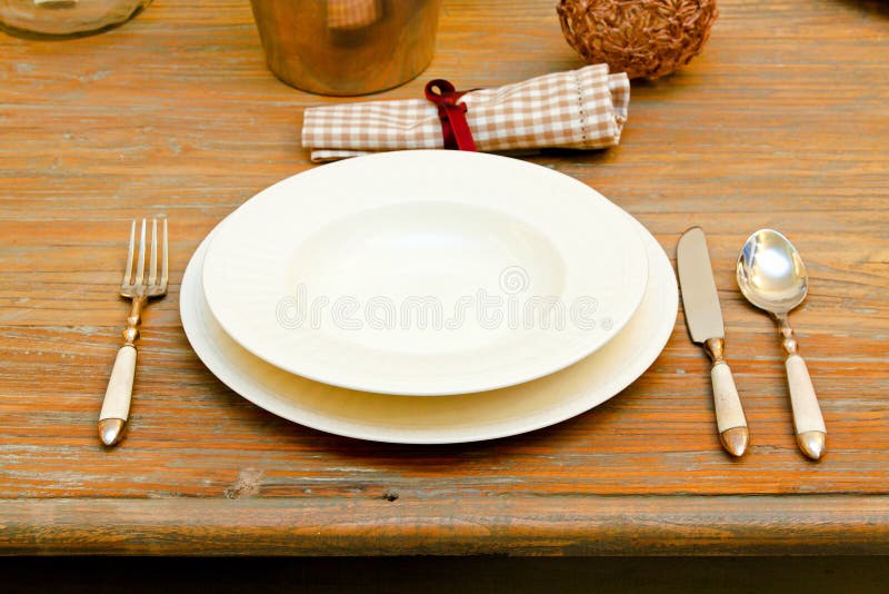 Teller und Besteck stockfoto. Bild von nichtrostend, küche - 14507502