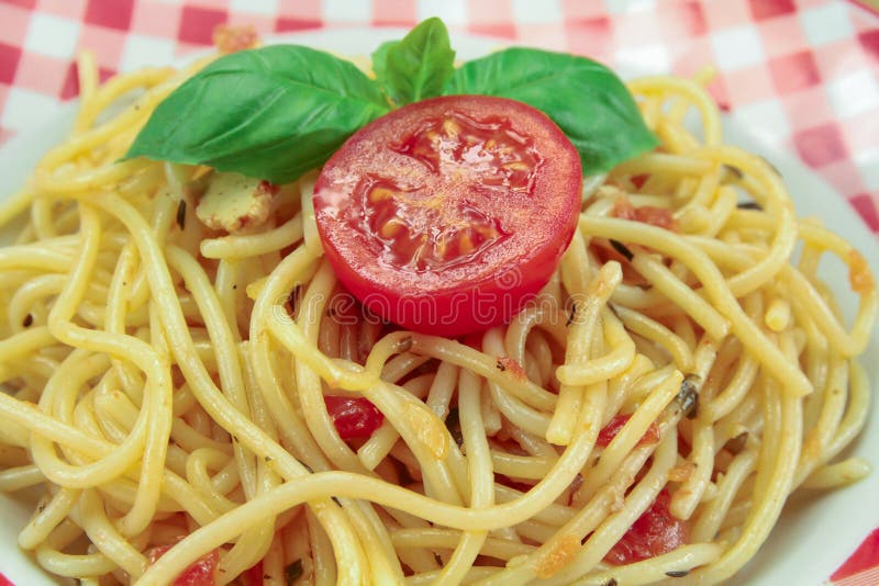 Teller Spaghetti Mit Tomate Stockfoto - Bild von isolationsschlauch ...
