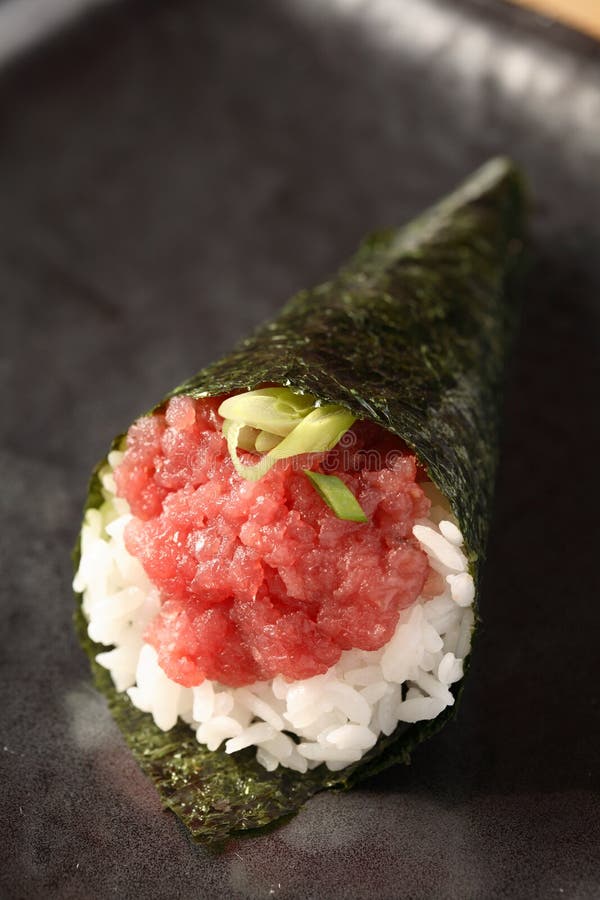 Temaki foto de stock. Imagem de inside, alimento, triangular - 52667414