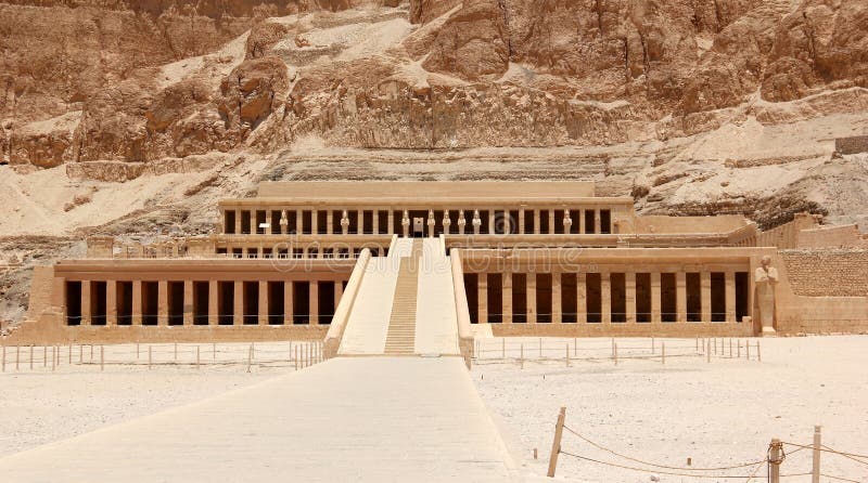 Den Forntida Templet Av Förälskelse Av Hatshepsut Nära Luxor I Egypten ...