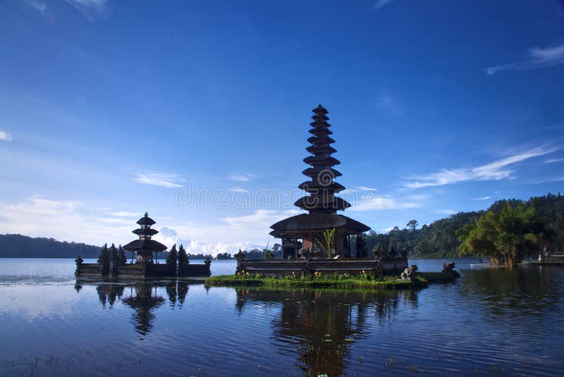 Tempel bei Bali Indonesien stockbild. Bild von gebäude - 26532017