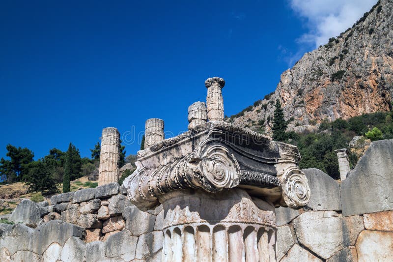 Tempel Van Apollo Bij Het Orakel Archeologische Plaats Van Delphi Stock ...