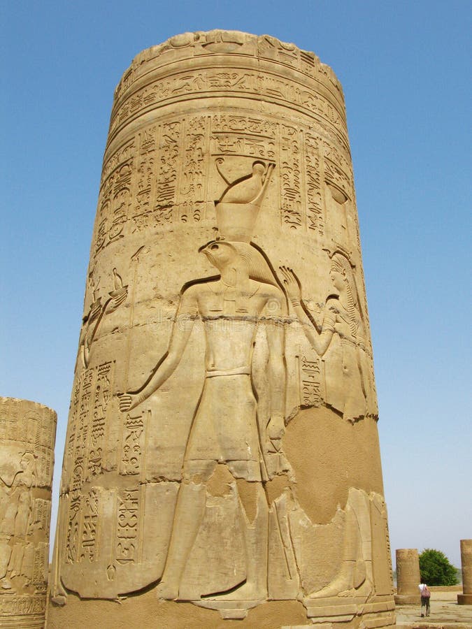 Tempel Van Kom Ombo, Egypte: Kolom Met Horus-godshulp Stock Foto ...