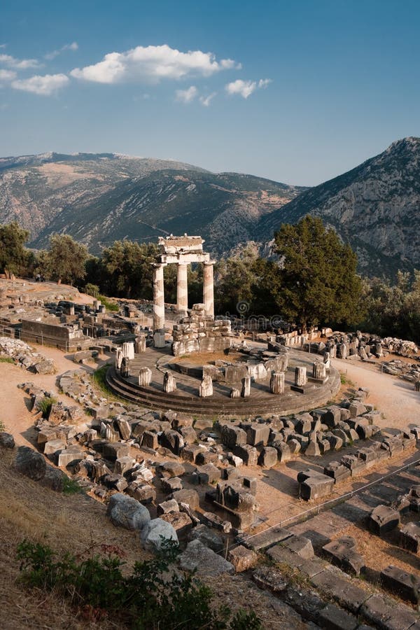 Tempel Von Athene in Delphi Stockfoto - Bild von wolken, parnassus ...